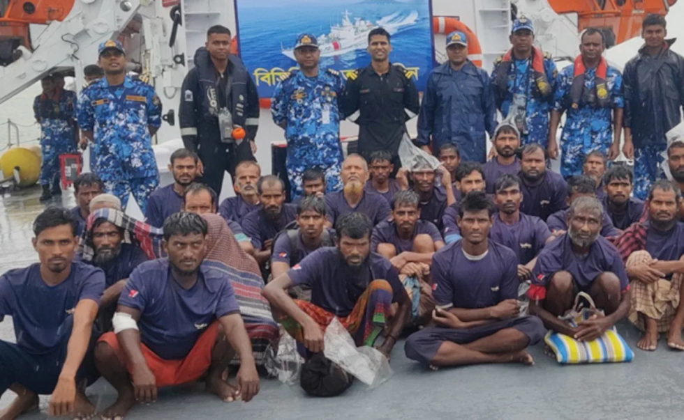 Indian Coast Guard Hands Over 32 Rescued Fishermen To Bangladesh | Sea ...