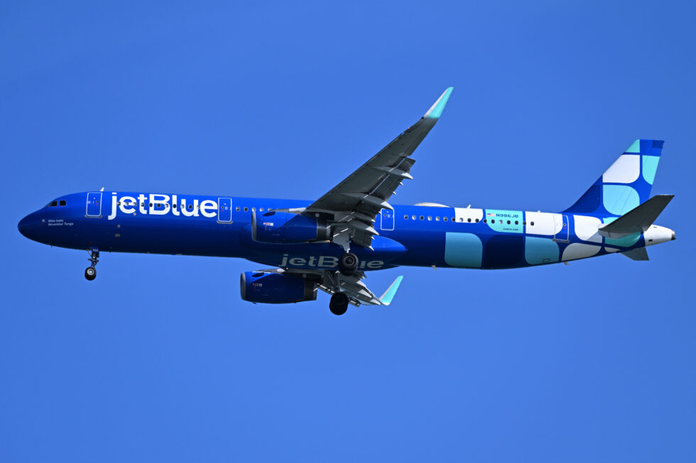 Smoke in cockpit, engine failure force JetBlue flight back to Newark ...